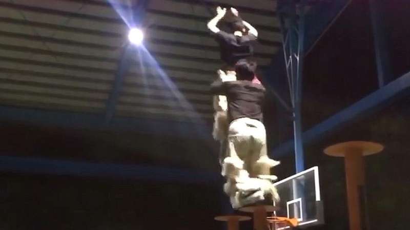 做这个动作,要多大的勇气才行!舞狮真不是一般人能练的