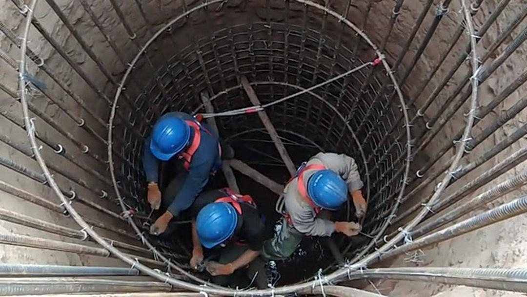 建筑工地钢筋工绑扎井字梁钢筋,安全防护设施太简单!