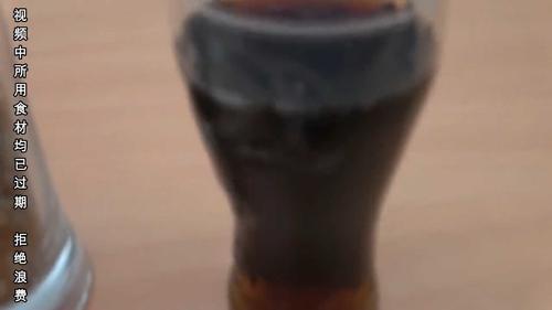 将1000°C的金属球丢进可乐里,可乐居然会断开为上下两层,好神奇