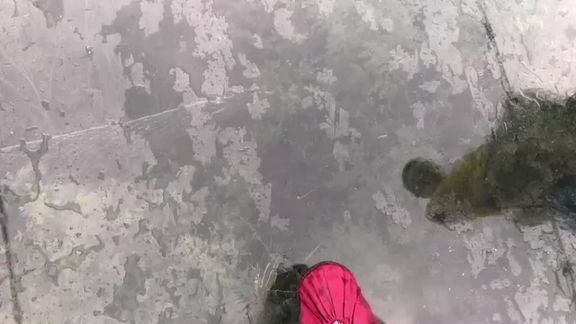走张家界大峡谷的玻璃桥。俺们心态平和,不怕不怕。