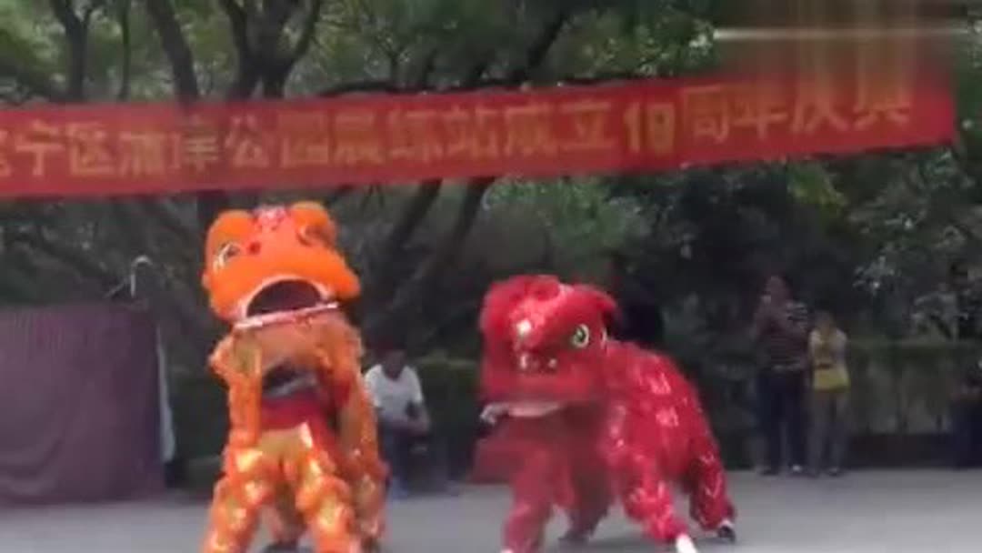 农村过年舞狮子表演,很精彩!