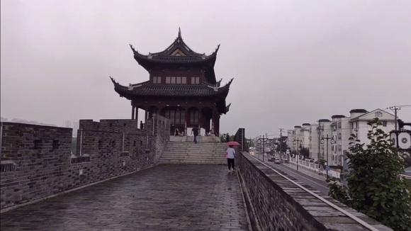 苏州火车站对面的平门楼,隔着护城河,姑苏城北门