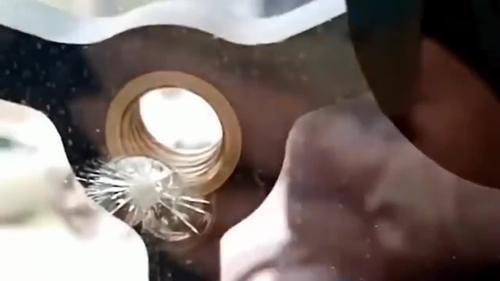 前挡风玻璃被敲了一个洞,请来大师帮忙修复,涂抹一下就焕然一新,省了...