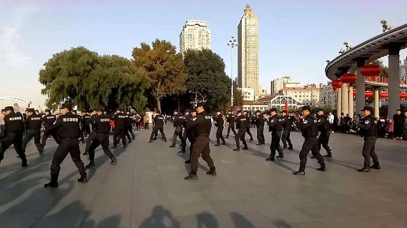 特警在松花江边实战演练,气势如虹,场面震撼