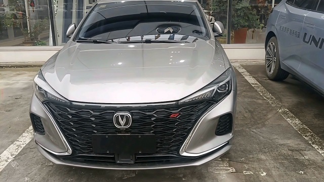 到店看长安逸动PLUS,外观不错,前脸帅气