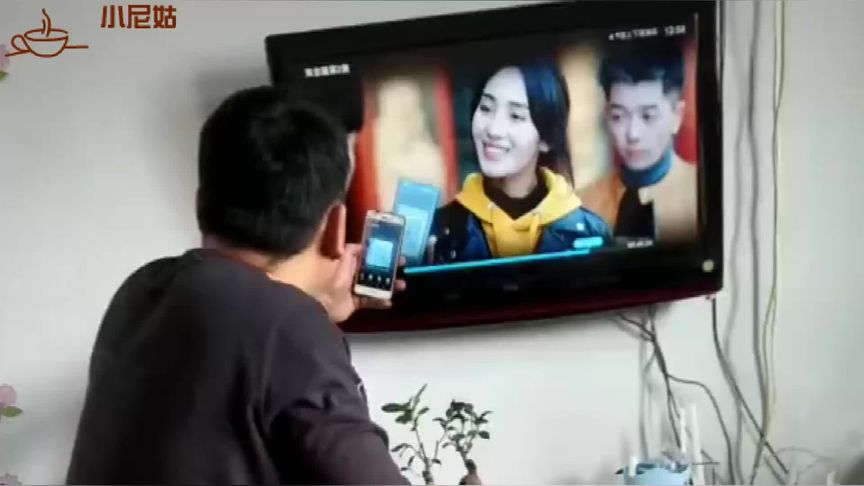 电视里的手机上有二维码,爸爸拿自己手机扫了起来,网友:机智!