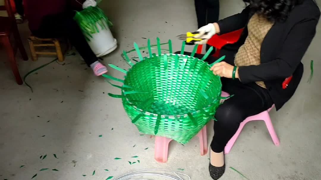 ...拿废弃打包带编织篮子,环保.
