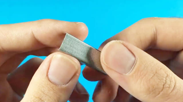 趣味DIY,把订书钉做成简易手链,有多少朋友也这样干过呢