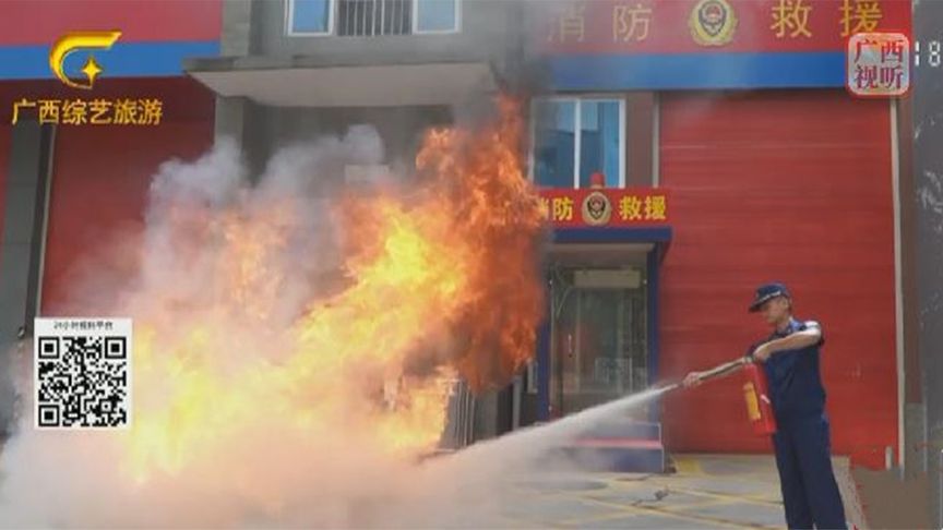 尴尬!小车路边自燃 男子手拿灭火器却不会用