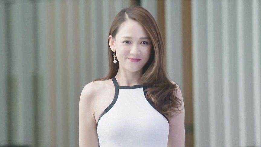 美女为了谈业务,特地换上泳装,客户看完直接下订单!爆笑业务员