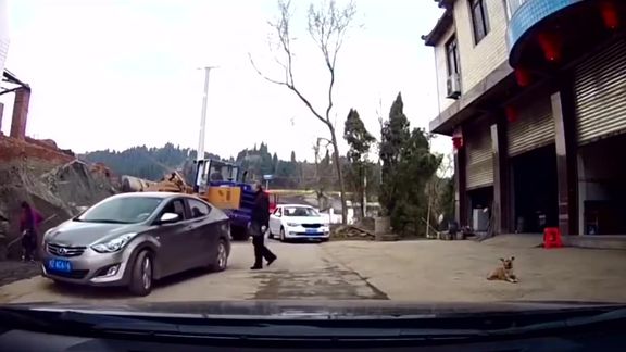 自行车那个是碰瓷,出事的都是装有行车记录仪的!