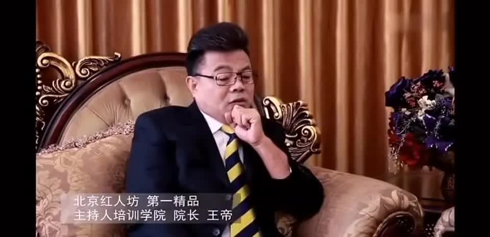 校长接受央视主持采访
