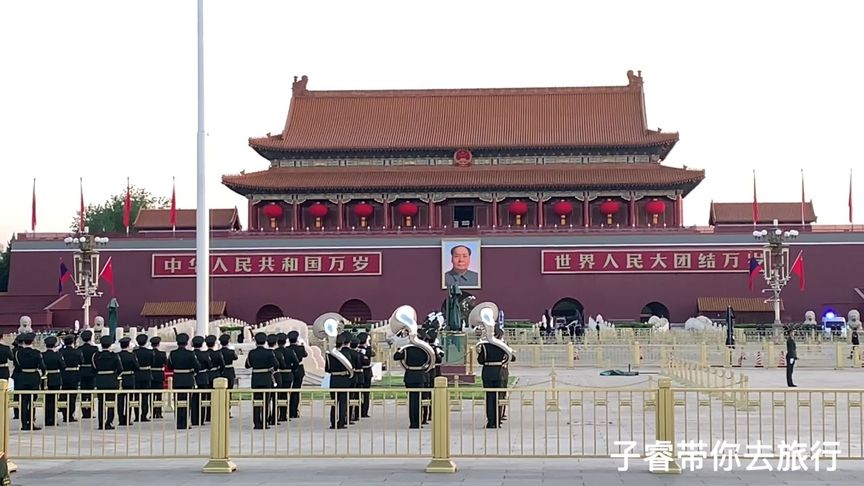 5月1日天安门广场升旗仪式,10万人一起唱国歌,太震撼了