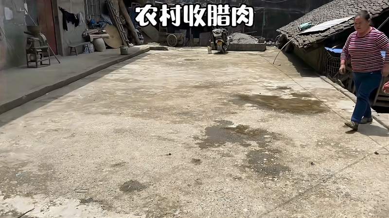 去农村收腊肉、阿姨用传统老称和电子称齐上阵、结果按最重的计算