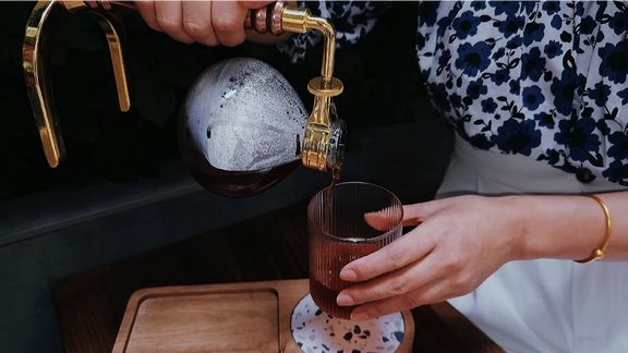 虹吸壶煮咖啡的过程像极了人生一样起起落落
