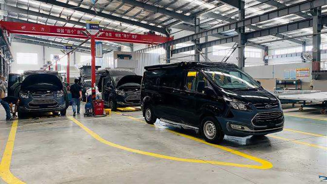 旅居新典范能进地库的福特升顶房车,实拍四款完美布局一次看个够