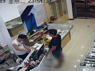 一个“有味道”的视频!男子在手机店拉一地“粑粑” 为不让店员发现...