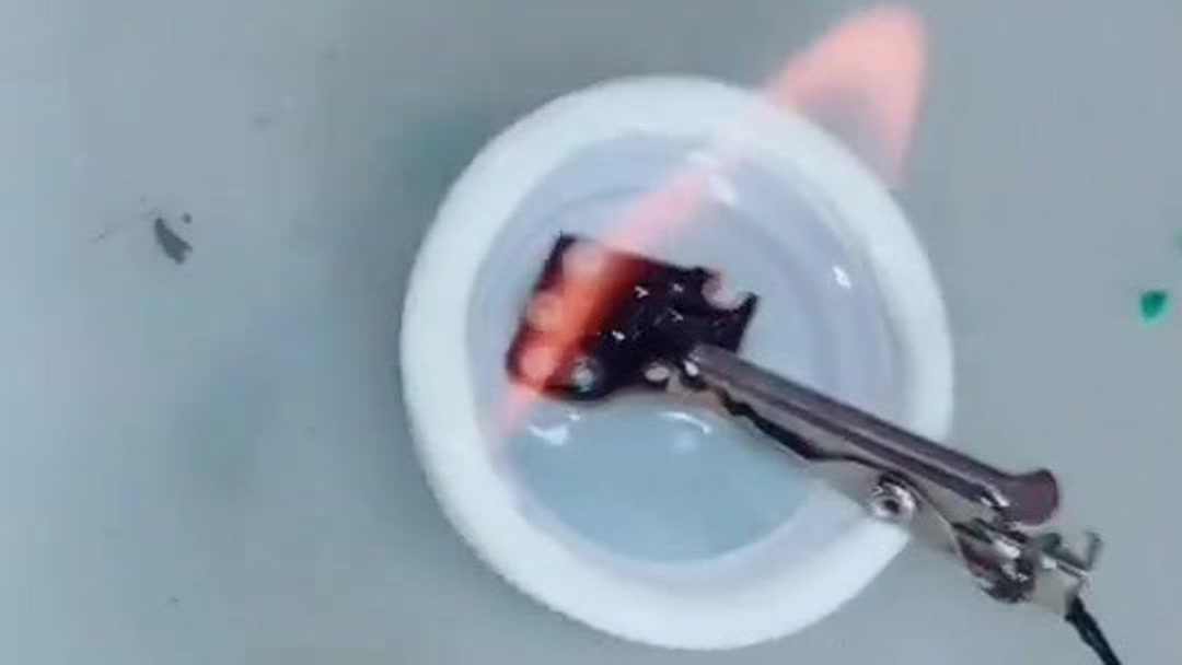 看看苹果手机电池的威力到底有多猛,爆炸测试。非专业人员切勿模仿。