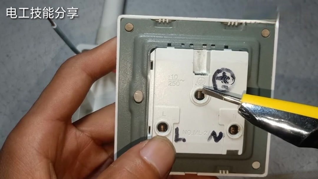 插座怎么接线才正确?左零右火?左火右零?老电工手把手教给你