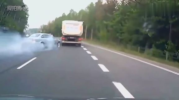 这些画面很稀有,行车记录仪全程拍下