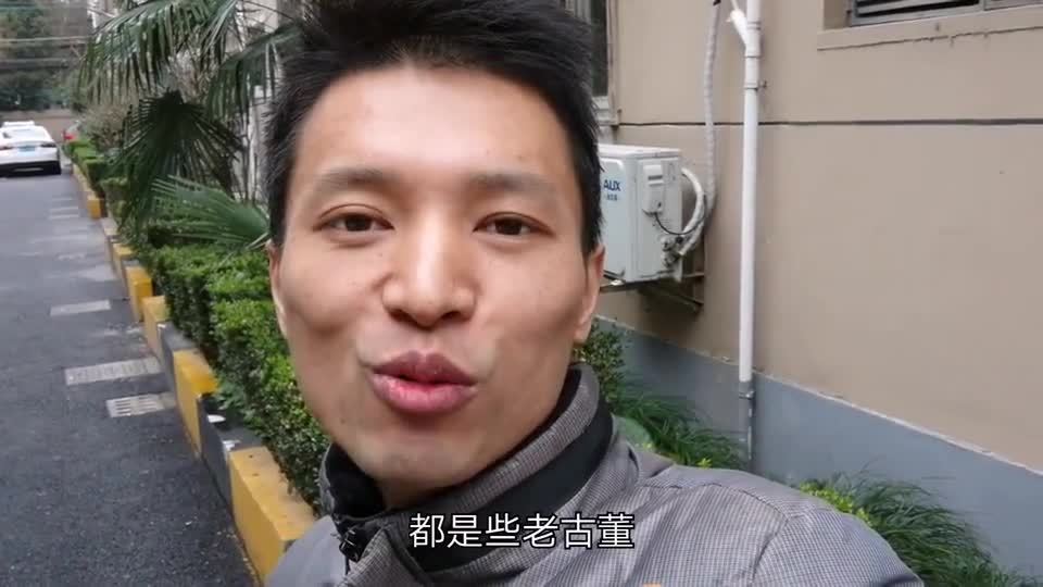 手机更新换代的速度太快,完好的手机都当废品扔掉