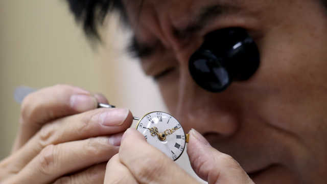 只因爱故宫!海归博士修表月薪8000
