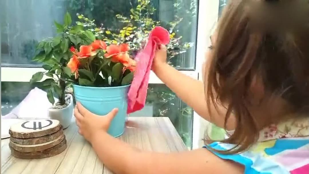 益智早教,小朋友帮忙收拾房间,用彩色抹布擦桌子