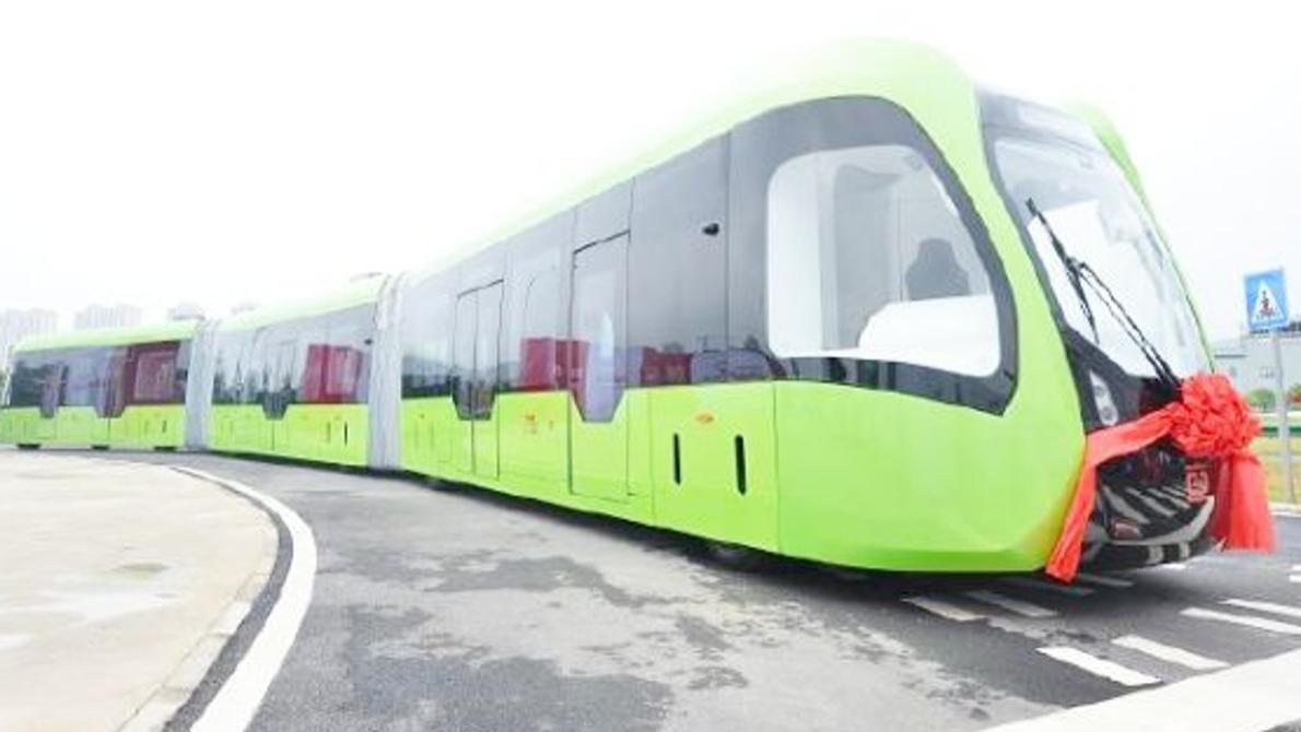 中国创造世界首列无轨火车,不铺轨道直接上路,怎么做的到