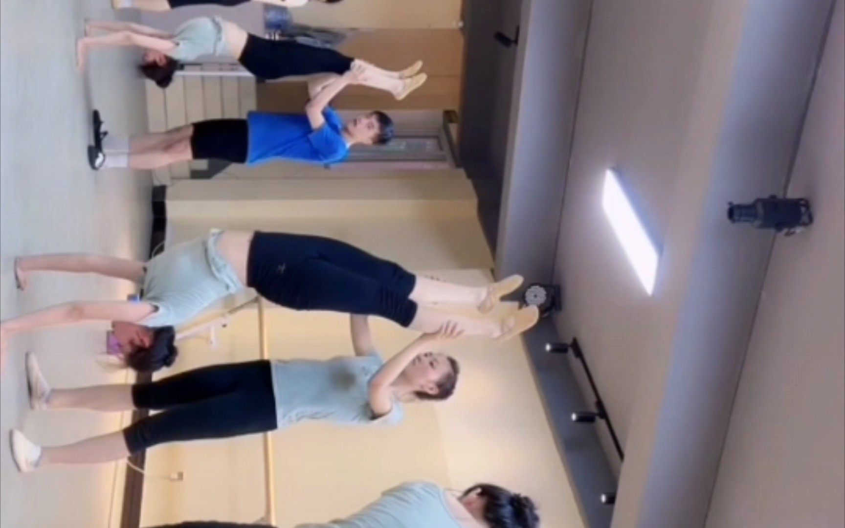 【4K】舞蹈女生课堂倒立训练,衣服快掉了~2023.7.26