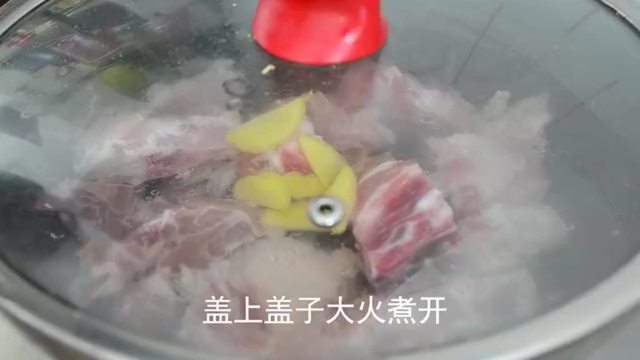 喜欢吃排骨的有口福,不用加水,排骨软烂脱骨,色香味俱全