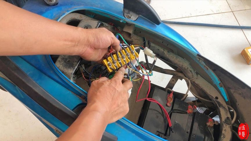 电动车换万能控制器,也不能正常起步行驶!小白看完轻松了解故障