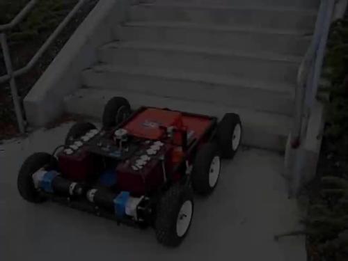 海外牛人设计的草坪修剪车,不光能翻越障碍,还能爬楼梯