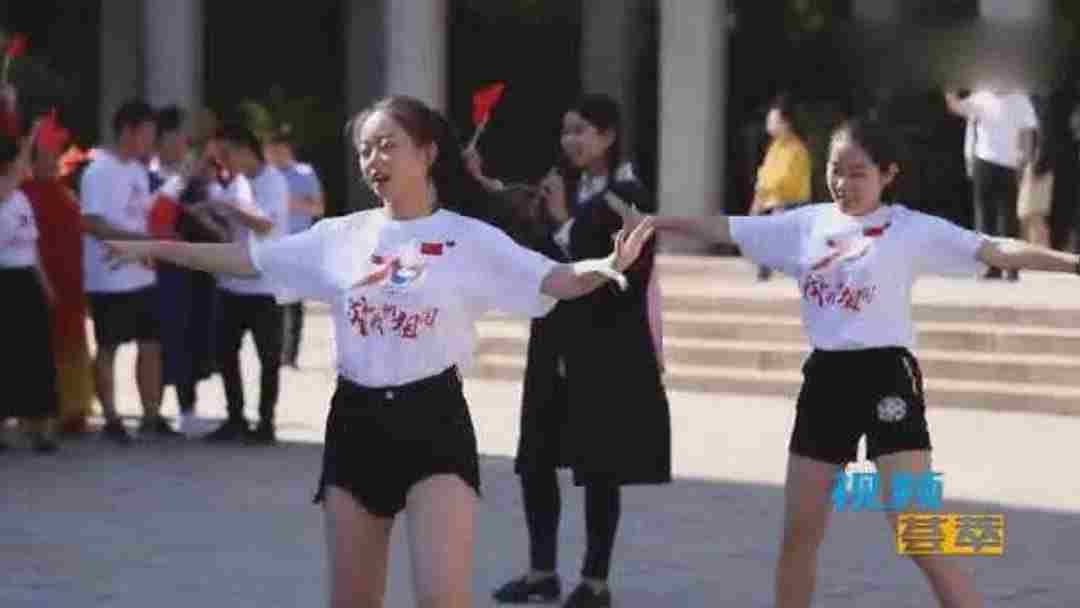 大学毕业季,校园广场突然响起《我相信》离校学子泪洒当场