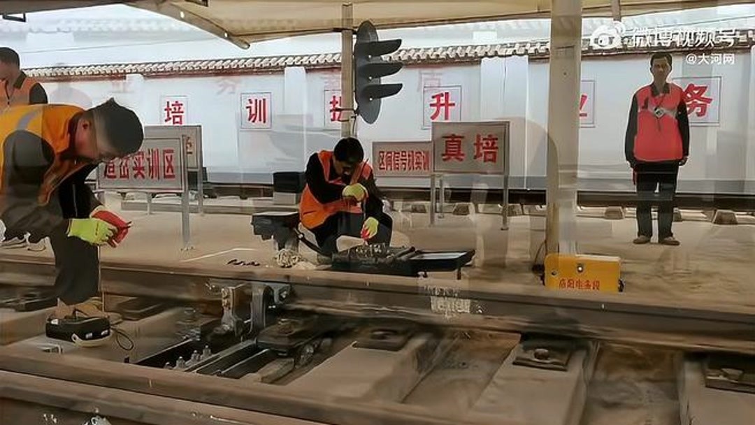 ...”安全生产调度指挥中心发来命令。一场应急处置演练正在紧张进行,...