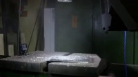 用玻璃刀在真空罩上面划几下,再抽真空结果就是BOOM!