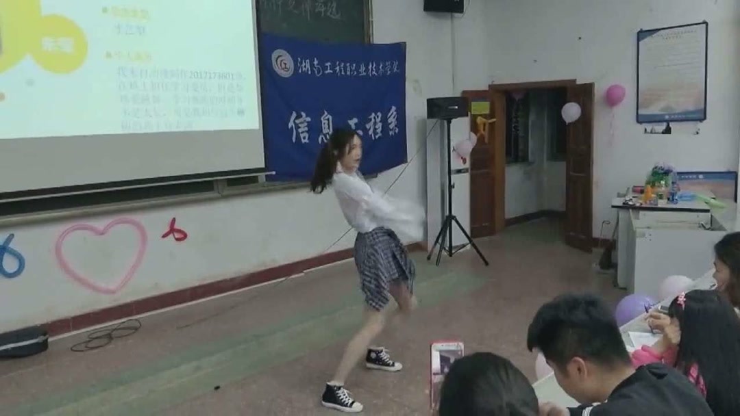 大学学姐才艺展示一跳成名,舞蹈太撩人,第一个动作让女生都尖叫