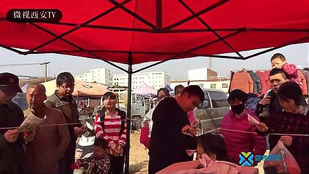 农村集市上送银手镯、送珍珠项链、还送染发膏