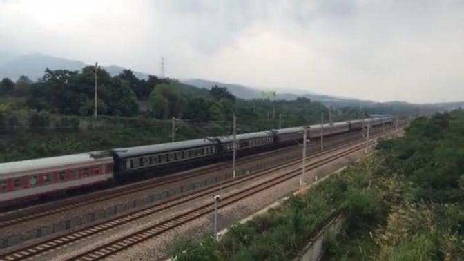 全程3000公里昆明开往济南K492次列车快速通过南昌西环线