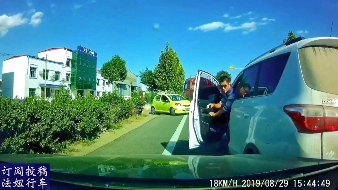 交通事故合集:逆行女子被超速小车撞飞,无灯路口不让行被撞翻车