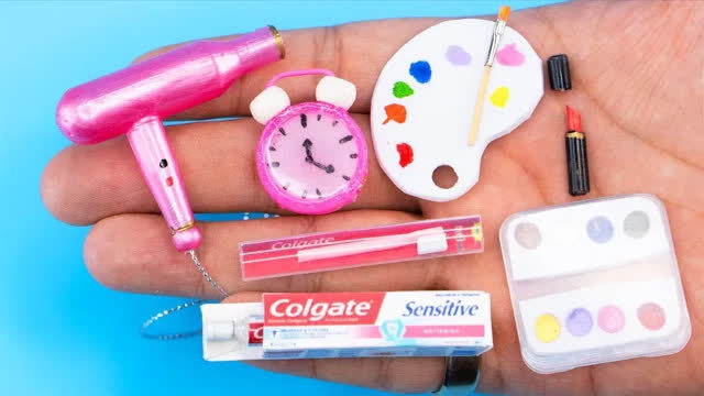 手工芭比娃娃生活用品闹钟、牙刷、牙膏、水彩笔和颜料