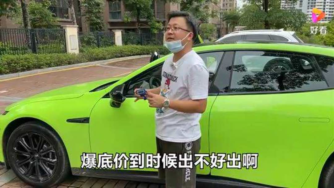 去收台网红同款的剪刀门跑车,看看才开了几百公里要折多少钱