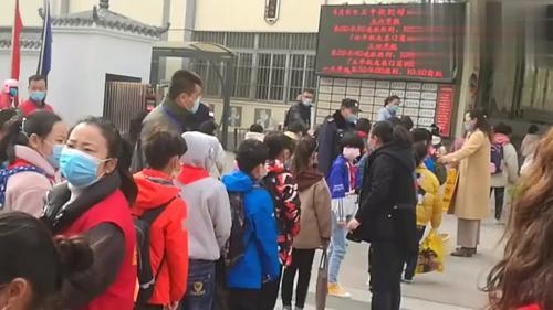 部分学校小学生今天报到,看怎么进校门