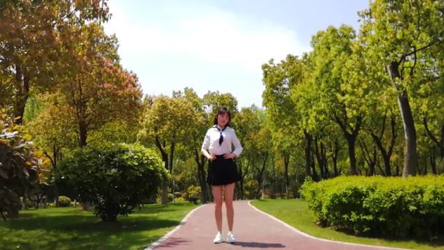 公园里空气清新阳光下舞动,元气满满的少女舞《yesok》