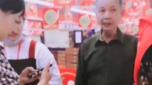 女子帮老头充100元,老人不给钱跑了,没想到她申请了退款