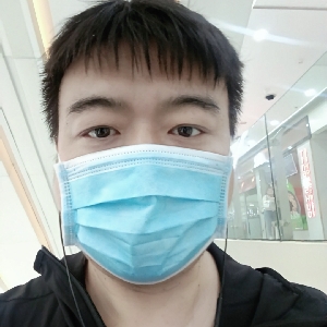 爱玩赛车游戏的小帅哥 