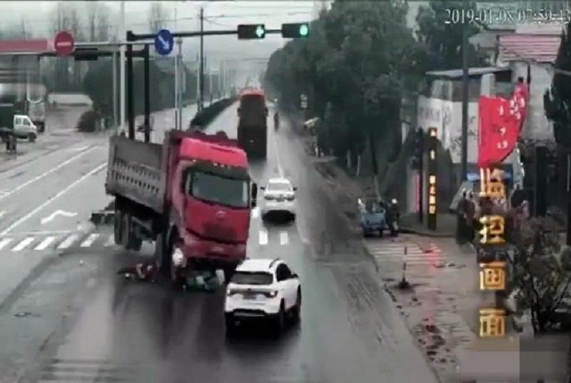 惊魂一幕,卡车紧急刹车侧滑撞到电动车,万幸人没事