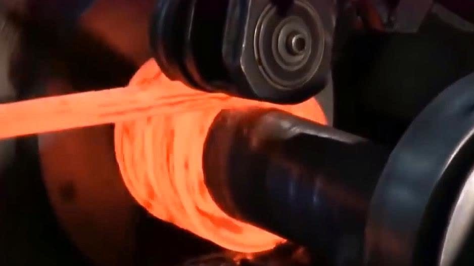 大规格弹簧制作过程,比想象的要难,工业的力量真强大!