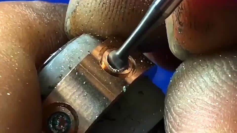 老师傅手工打造钻戒,一看就是有经验的手艺人,成品太美了