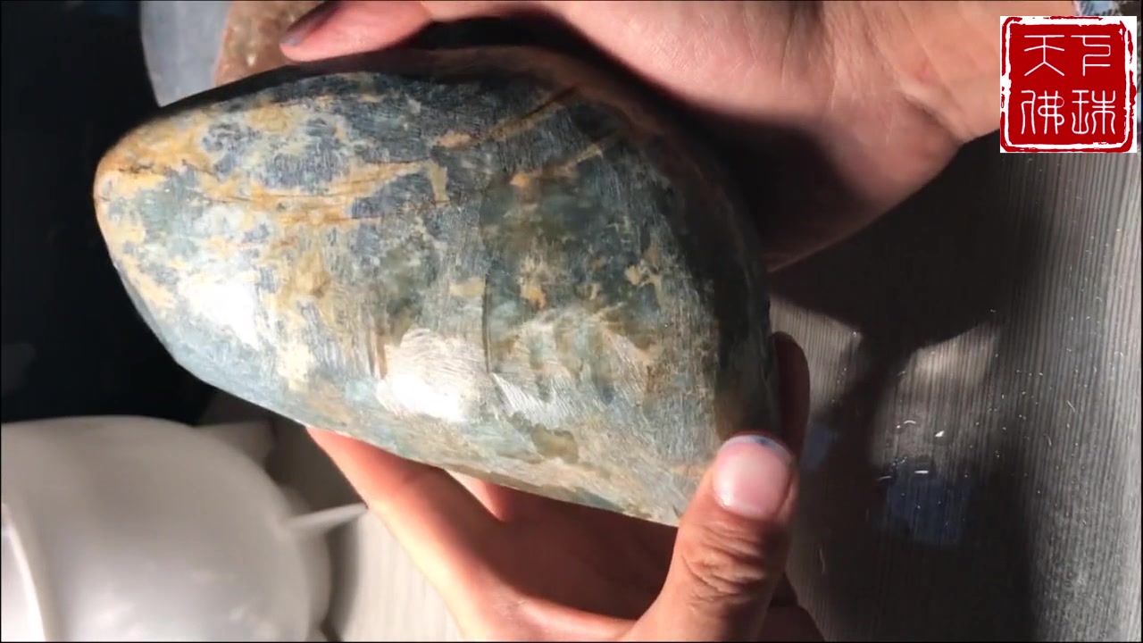 赌石交流,价值35000翡翠原石,能否剥出灯光下的糯冰种?