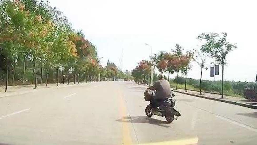 没想到电动车突然转弯,这个反应能打几分?